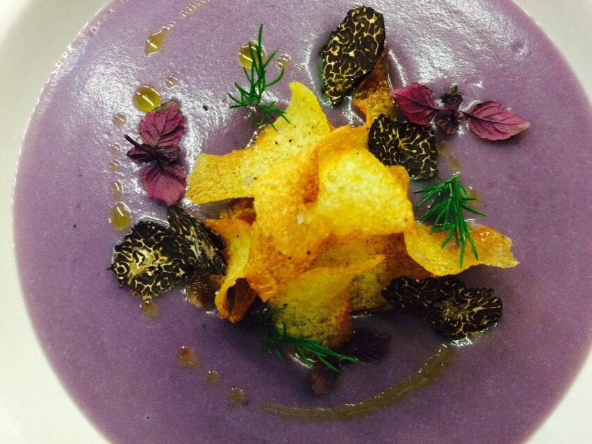 Crema di patate viola e porri al tartufo e chips croccanti - Triglia Di ...